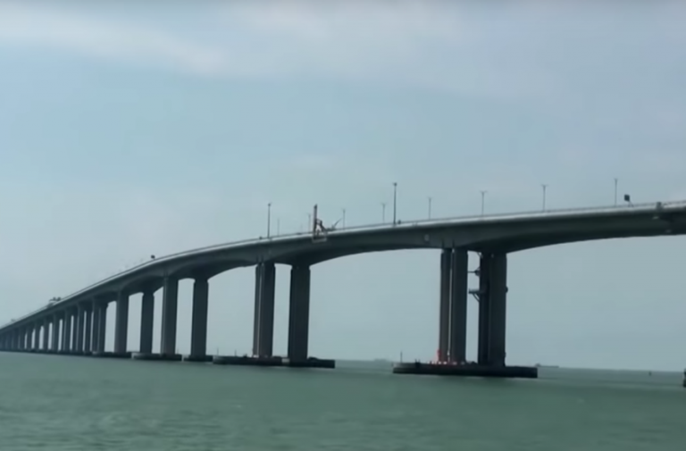 VIDEO | Spectaculos. Cel mai lung pod peste mare din lume a fost ...