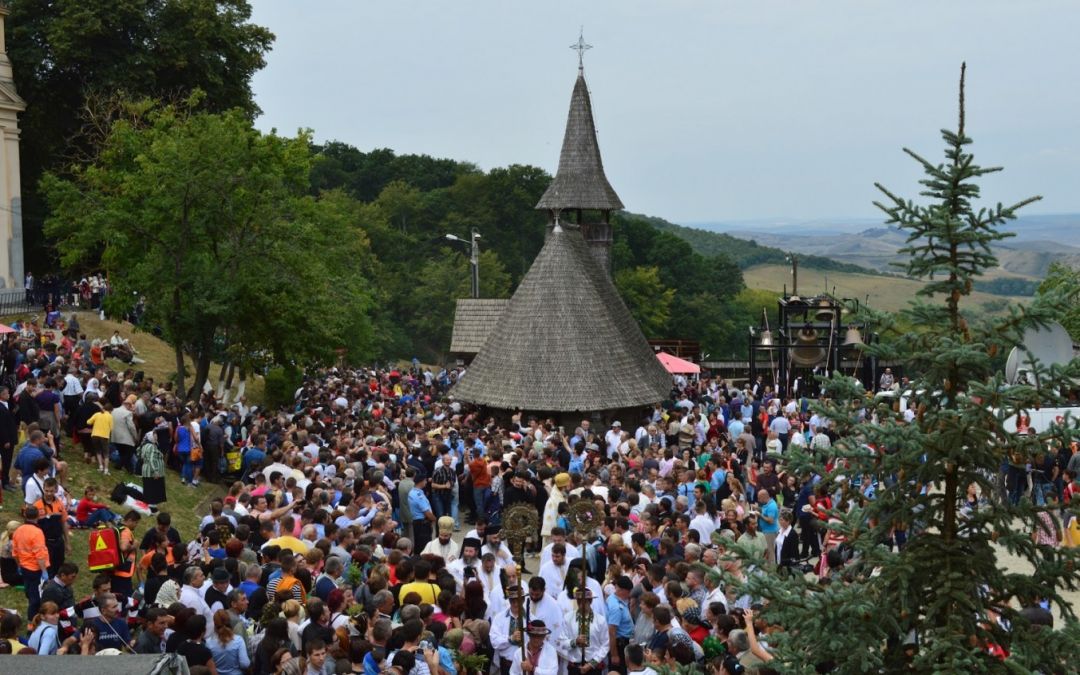 Moaștele cardinalului Iuliu Hossu, în procesiunea de la Gherla la ...