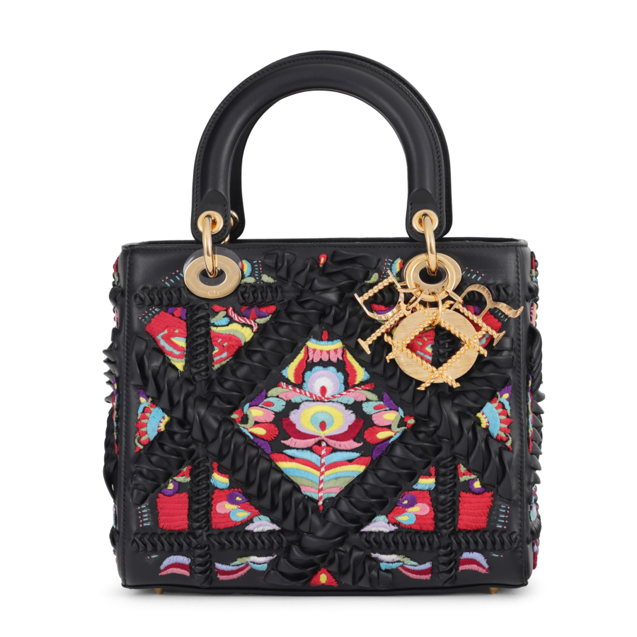 Geantă Dior inspirată din vestimentaţia tradiţională românescă - EBS Radio